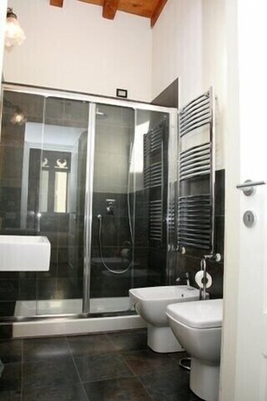 Quarto Duplo ou Twin Clássico, 1 cama de casal | Casa de banho | Um polibã, um chuveiro fixo, artigos de higiene pessoal grátis 