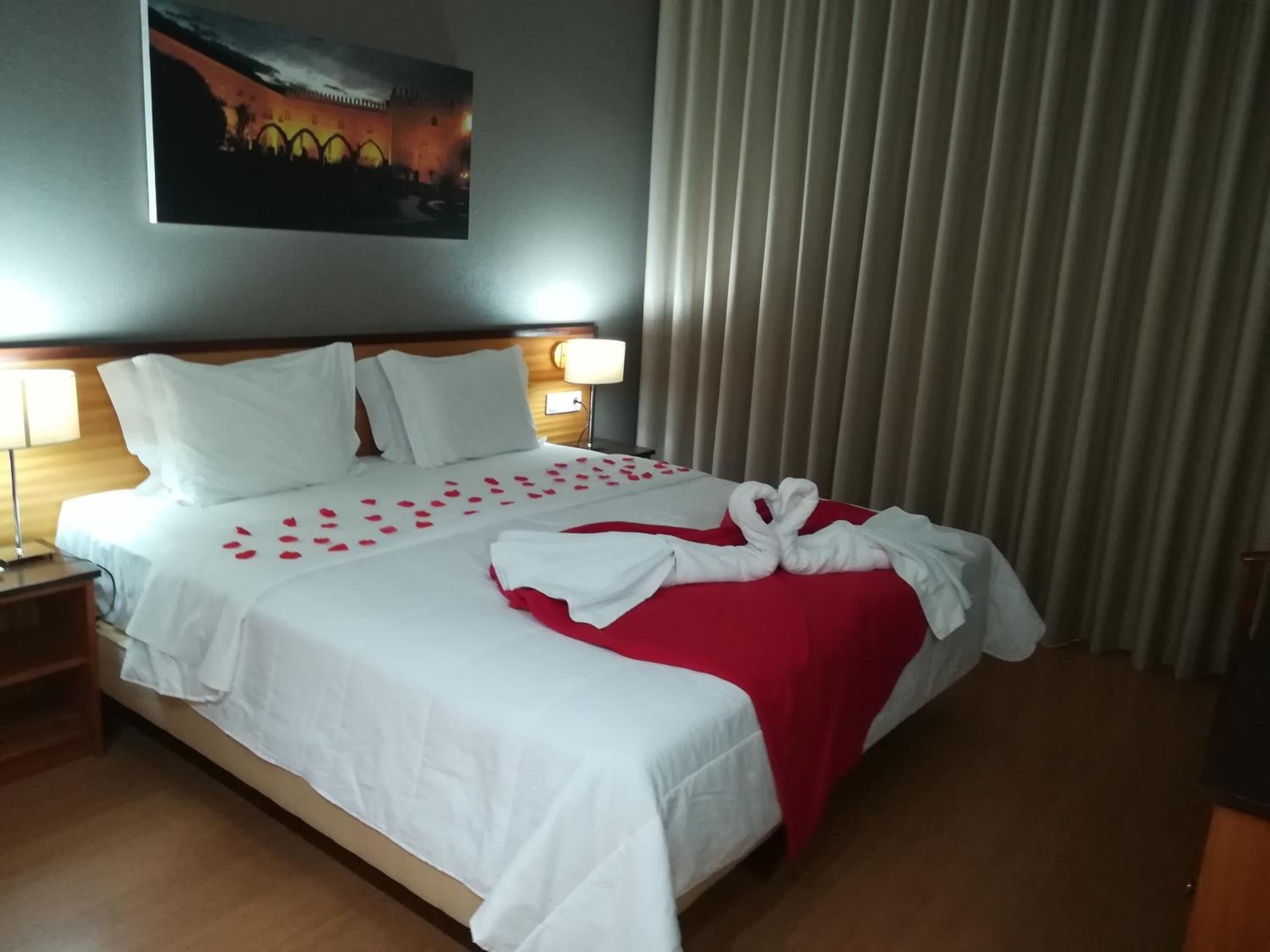 Secretária, Wi-fi grátis, roupa de cama fornecida 