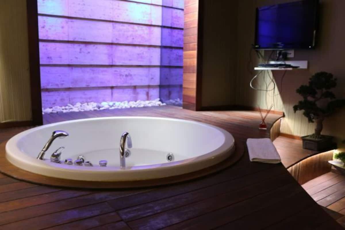 Banheiro | Chuveiro, chuveiro com efeito de chuva, produtos de toalete grátis