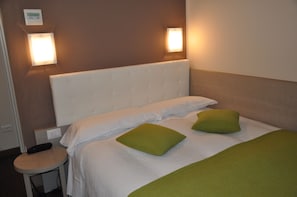 Quarto Individual (bed-140 centimetres width) | Minibar, cofre no quarto, secretária, Wi-fi grátis 