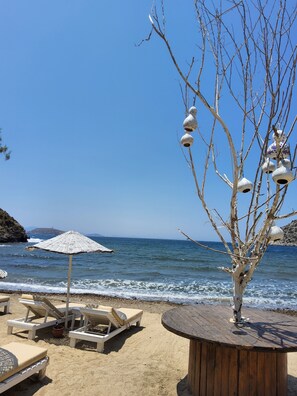 Praia particular, barracas de praia de cortesia, espreguiçadeiras 