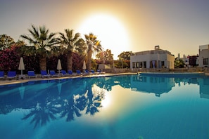 Piscina externa sazonal, funciona das 9h às 18h30, guarda-sóis