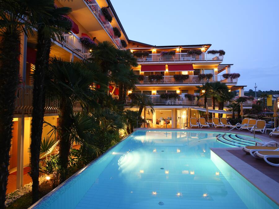 Piscina externa, guarda-sóis, espreguiçadeiras