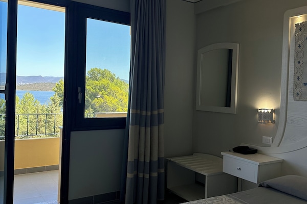 Quarto casal panorâmico, vista para a lagoa | Frigobar, cofres nos quartos, individualmente mobiliados