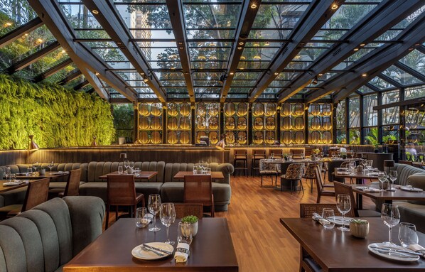 2 restaurantes, jantar, local e internacional