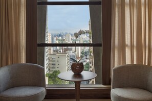 Deluxe Plus Twin Room City View | Sala de estar | Televisor LCD de 42 polegadas com canais digitais, televisor 