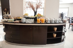 Café da manhã com pratos da culinária local grátis todos os dias