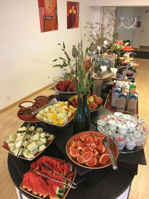 Café da manhã self-service grátis todos os dias