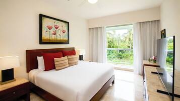 Cofres nos quartos, cortinas blackout, ferros/tábuas de passar roupa