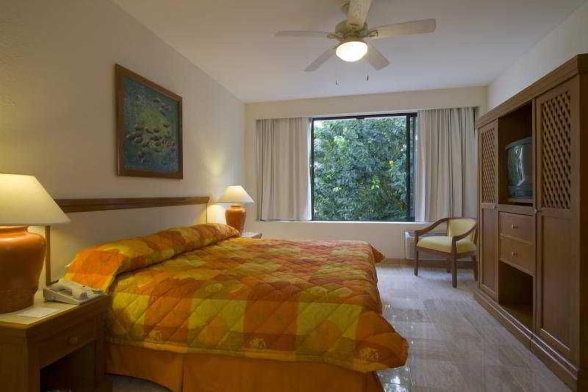 Cofre no quarto, cortinas/cortinados opacos, ferro/tábua de engomar 