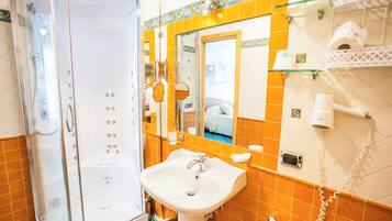 Quarto Duplo Deluxe, 1 cama de casal, não fumadores, vista para a montanha | Casa de banho | Um polibã, um chuveiro fixo, artigos de higiene pessoal grátis