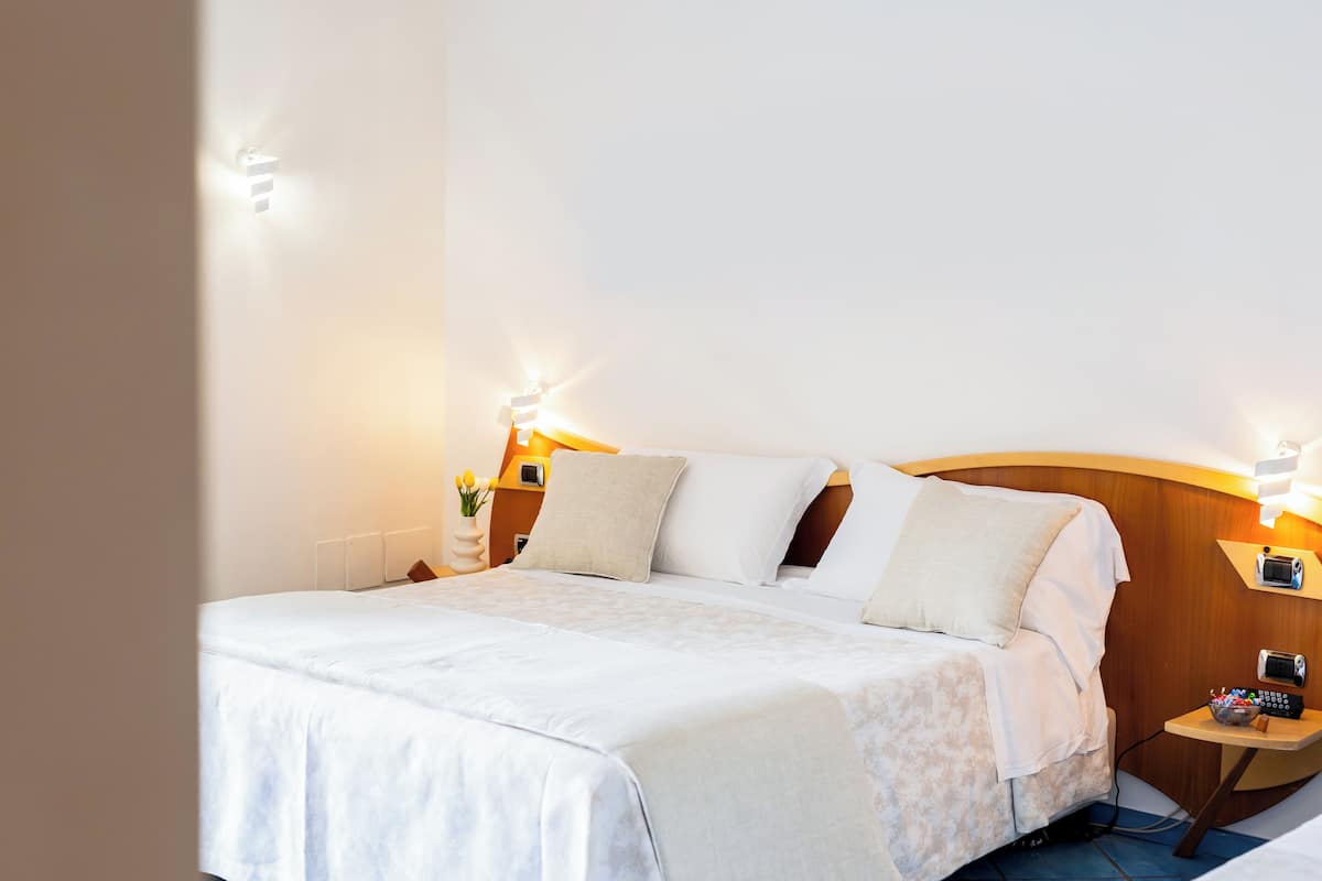 Quarto Duplo Deluxe, 1 cama de casal, não fumadores, vista para a montanha | Roupa de alta qualidade, camas de colchão viscoelástico, minibar