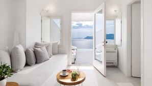 Quarto moderno e minimalista com uma grande janela e vista para o mar.