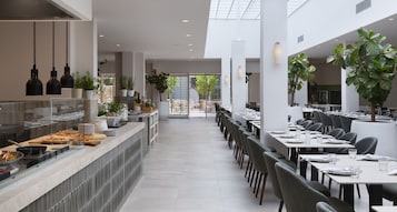 Pequenos-almoços e jantares servidos, incluindo cozinha mediterrânica