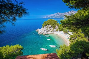 Na praia, espreguiçadeiras, guarda-sóis de praia, mergulho 