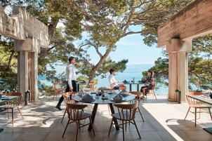 2 restaurantes, pequenos-almoços servidos 