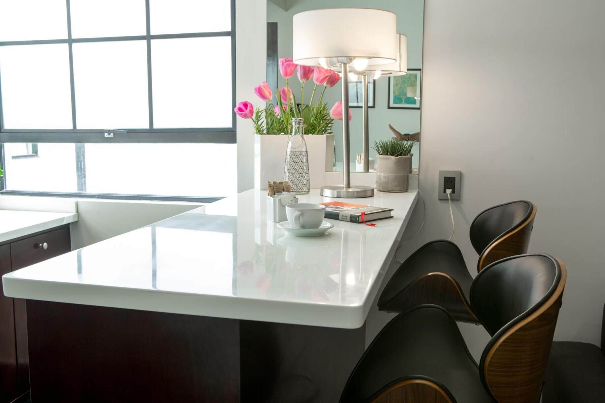 Minibar com produtos grátis, cofre no quarto 