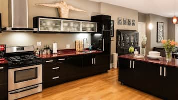Suite-Estúdio Presidencial, 2 quartos (1st Floor) | Cozinha privada | Um frigorífico/congelador grande, um micro-ondas, uma cafeteira/bule