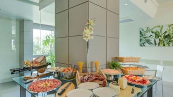 Pequeno-almoço continental diário (5.00 EUR por pessoa)
