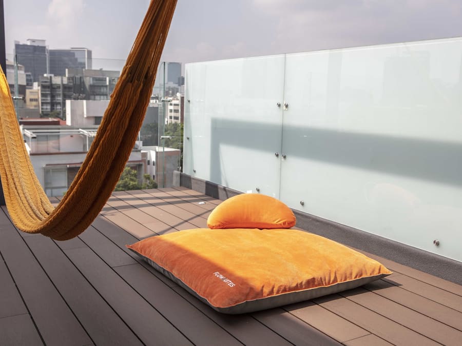 Terraço com espreguiçadeiras