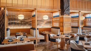 3 restaurantes: servem pequenos-almoços, almoços, jantares e brunches
