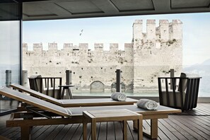 Terraço com espreguiçadeiras