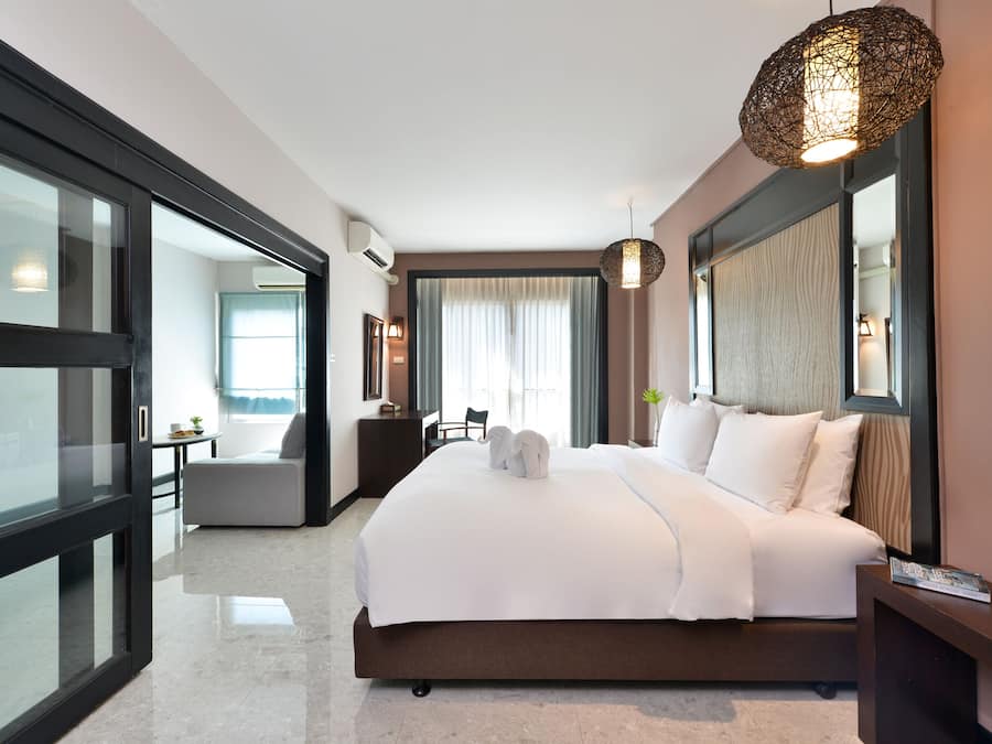 Mini Suite with Breakfast | Minibar, cofre no quarto, com mobília individualizada, secretária