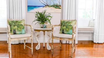 Plantation Room - Island Room | Sala de estar | Televisor de ecrã plano de 42 polegadas com canais por cabo, televisor
