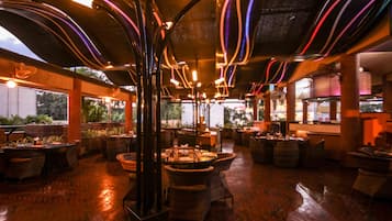 2 bares/lounges