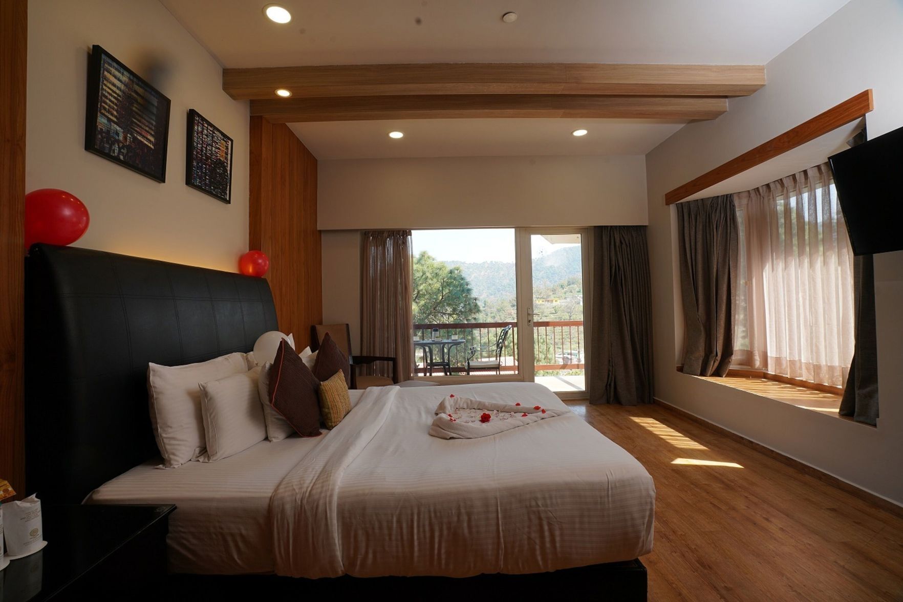 Roupas de cama premium, frigobar, cofres nos quartos