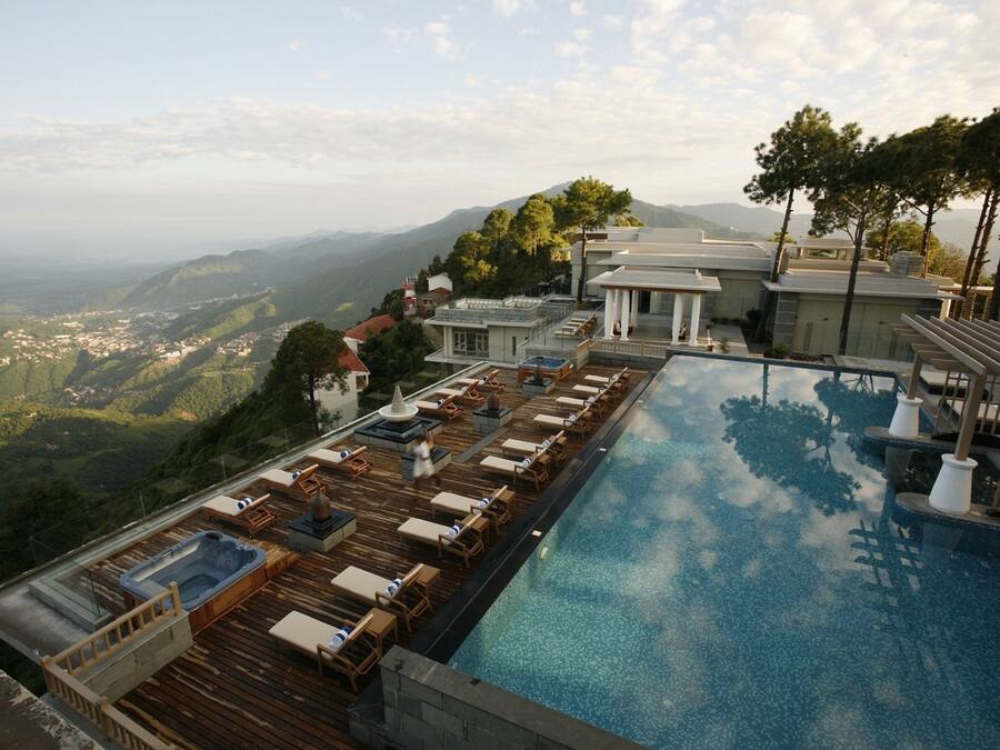 Piscina externa, espreguiçadeiras