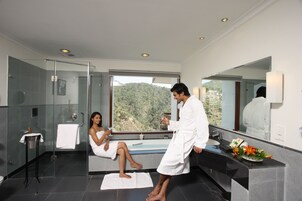 Um polibã e uma banheira separados, um chuveiro fixo 