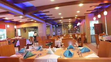 3 restaurantes, pequenos-almoços servidos
