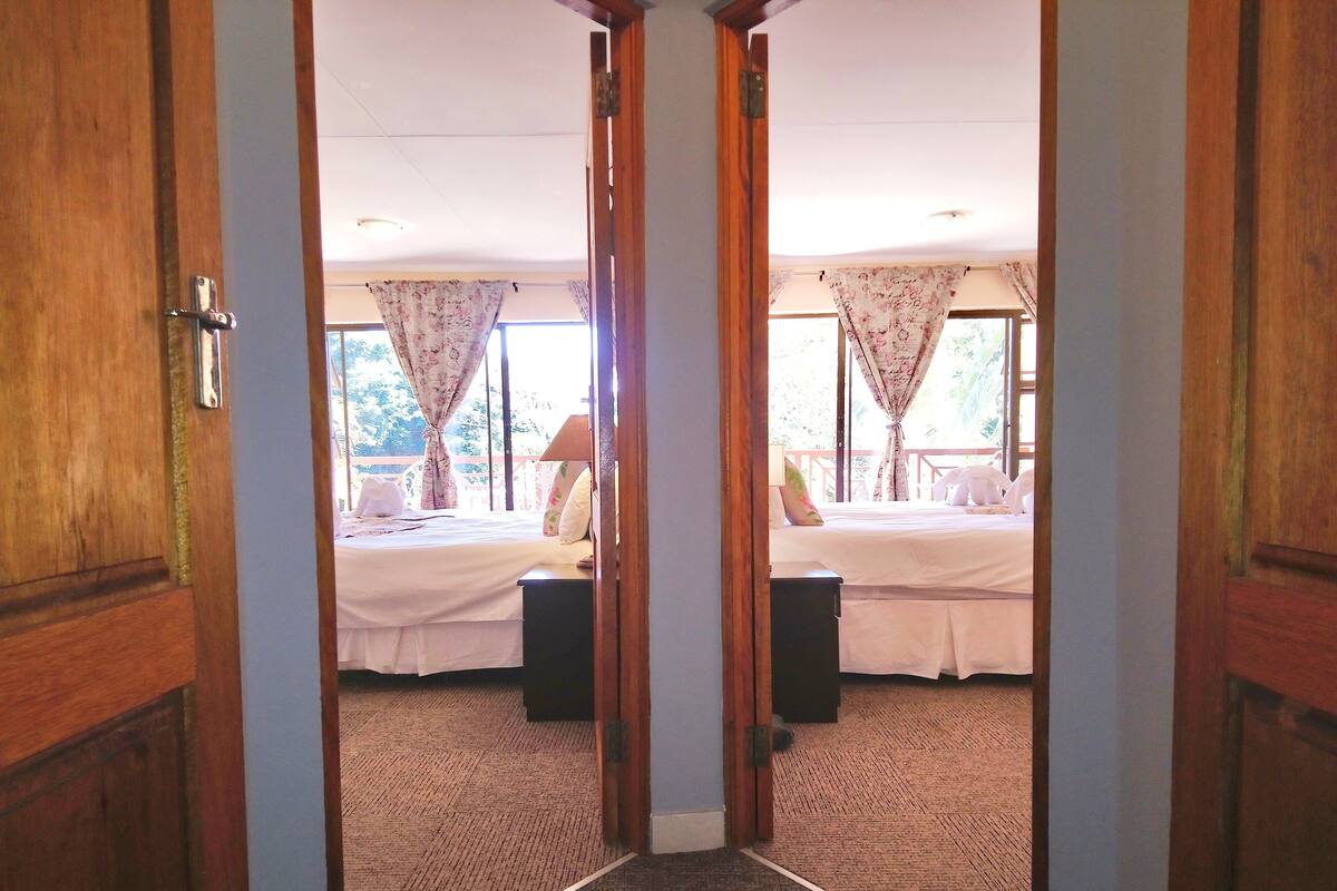 Quarto casal ou duplo luxo, 1 cama King (Interleading) | Cofres nos quartos, escrivaninha, Wi-Fi, individualmente mobiliados