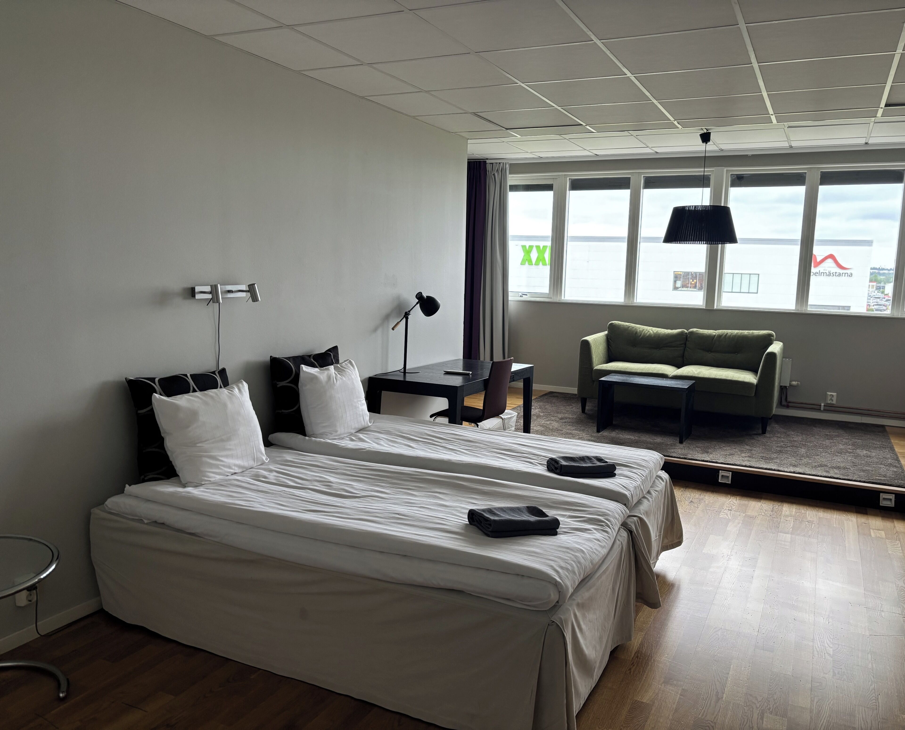 Quarto Duplo (Large) | Camas de colchão pillowtop, secretária, cortinas/cortinados opacos 