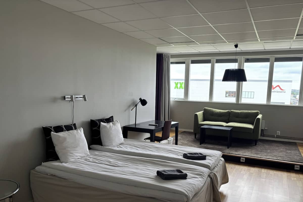 Quarto Duplo (Large) | Camas de colchão pillowtop, secretária, cortinas/cortinados opacos