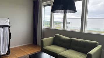 Quarto casal (Large) | Camas com colchões pillow-top, escrivaninha, cortinas blackout
