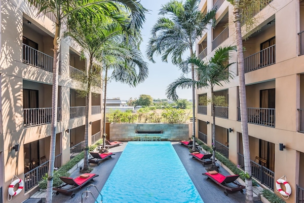 Piscina exterior, da(s) 9:00 à(s) 21:30, espreguiçadeiras