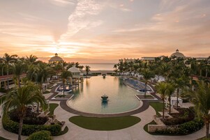 Piscina interna, 2 piscinas externas, guarda-sóis, espreguiçadeiras