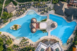 8 piscinas externas, guarda-sóis, espreguiçadeiras