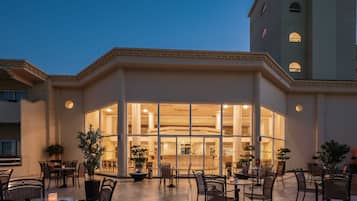 3 bares/lounges, 2 bares junto à piscina, um bar de praia