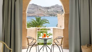 Suíte júnior, vista para o mar | 1 quarto, frigobar, individualmente decorados