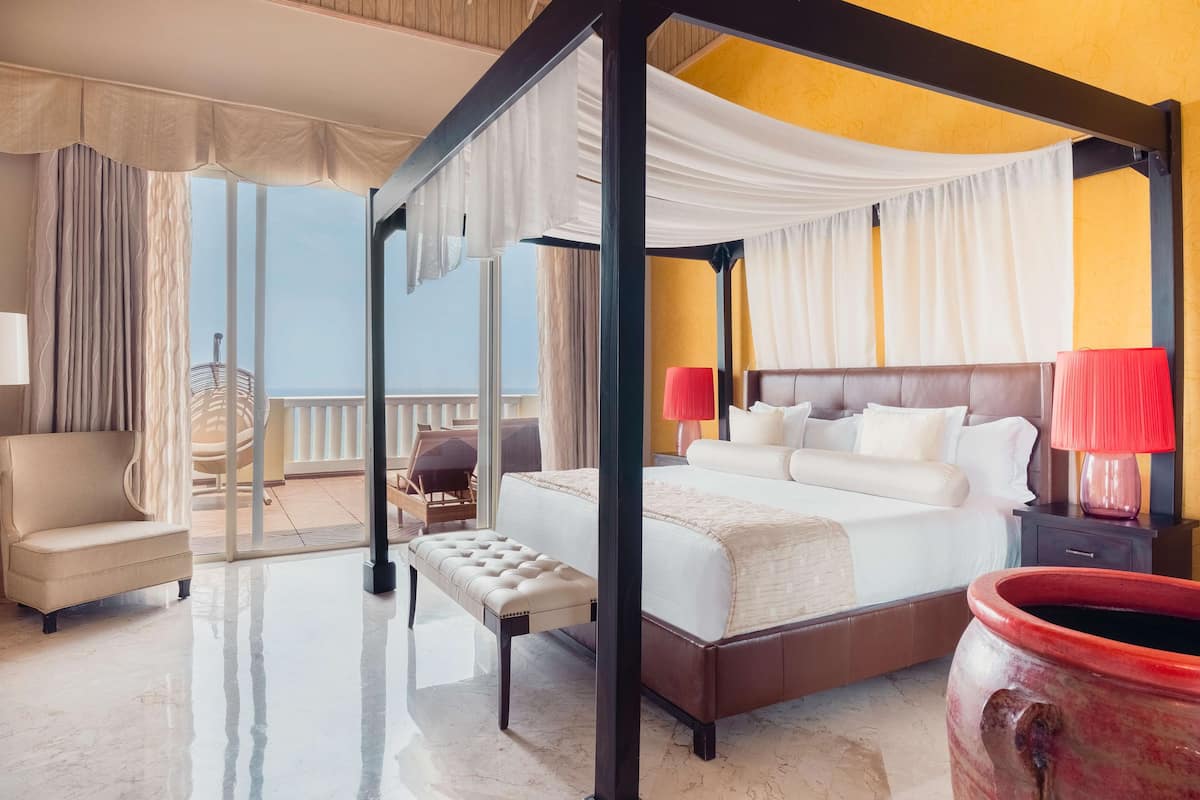 Suite, junto ao mar (Penthouse, Butler Service) | Edredões de penas, minibar, cofre com capacidade para portátil