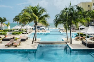 Piscina exterior, toldos gratuitos, guarda-sóis