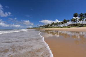 Na praia, guarda-sóis 