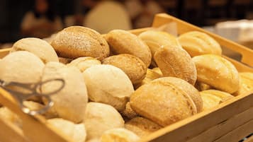 Uma caixa de madeira cheia de diferentes tipos de pão.