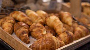 Uma bandeja com croissants recém-assados.
