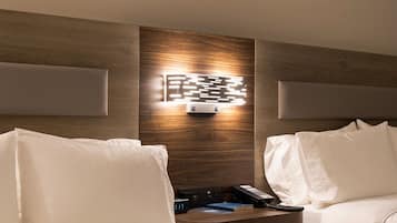 Quarto Standard, 2 camas de casal | Cofre no quarto, com decoração personalizada, secretária
