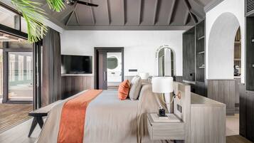 Vila, piscina particular (seaplane transfer for 2 guests) | Roupas de cama premium, frigobar, cofres nos quartos, escrivaninha