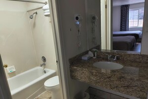 Quarto Duplo Standard | Casa de banho | Um chuveiro fixo, um secador de cabelo, toalhas fornecidas, sabão 